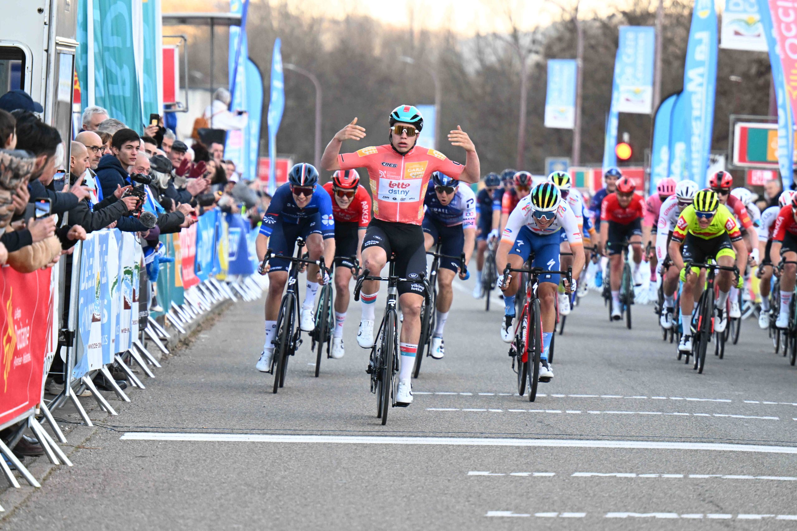 Enzo Paleni à l’attaque, Sam Watson sur le podium