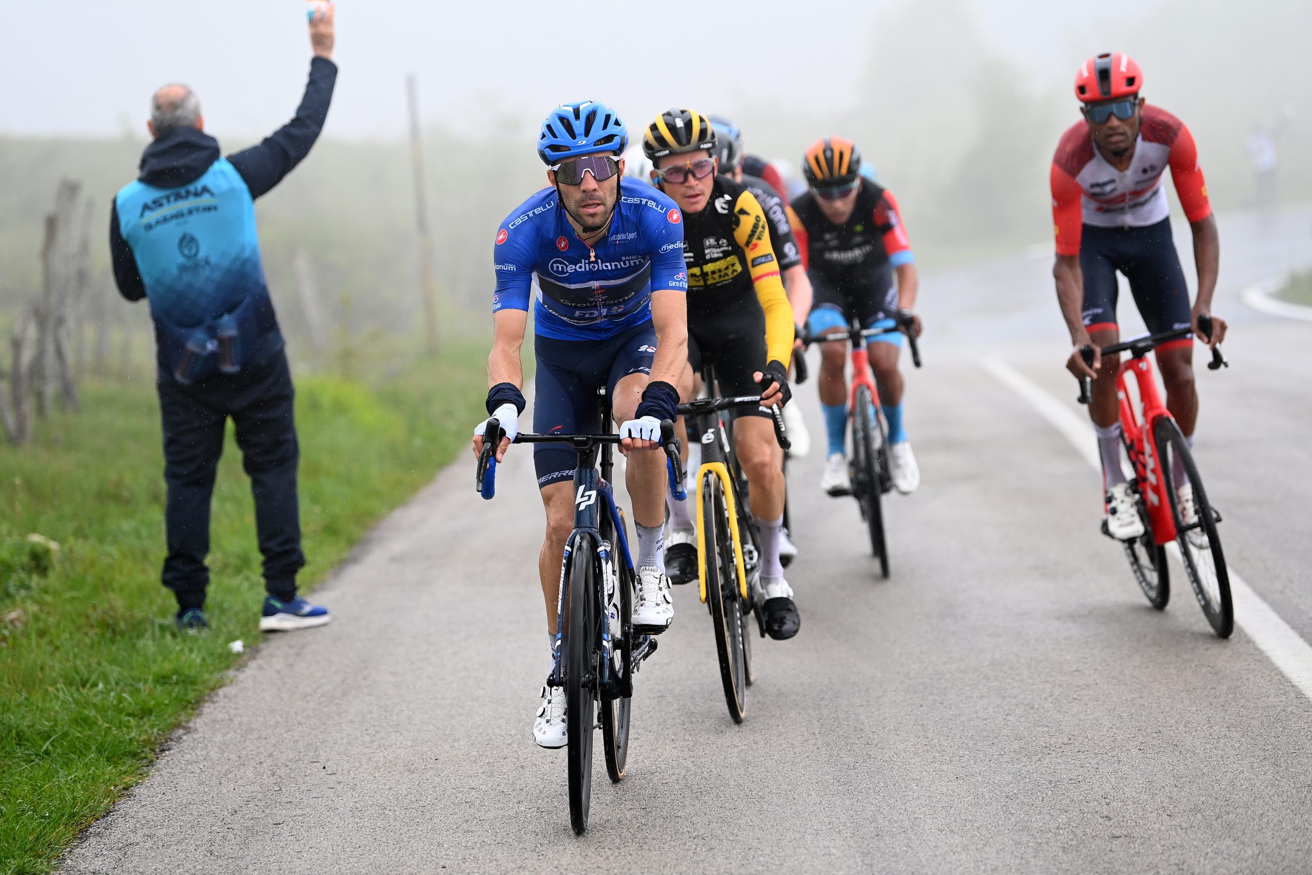 Thibaut Pinot consolide son maillot bleu