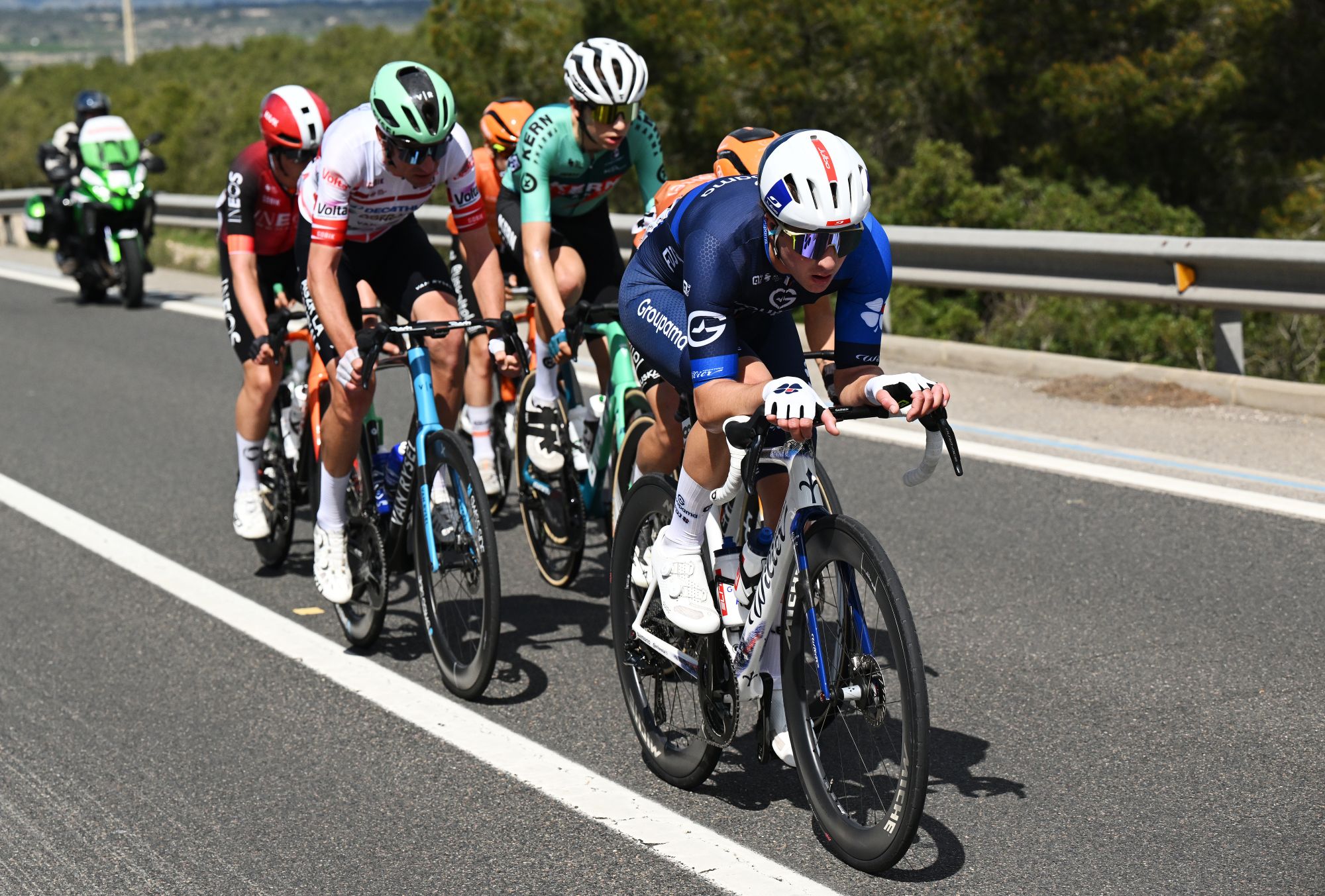 Enzo Paleni in the breakaway, Clément Braz Afonso just outside the top-10